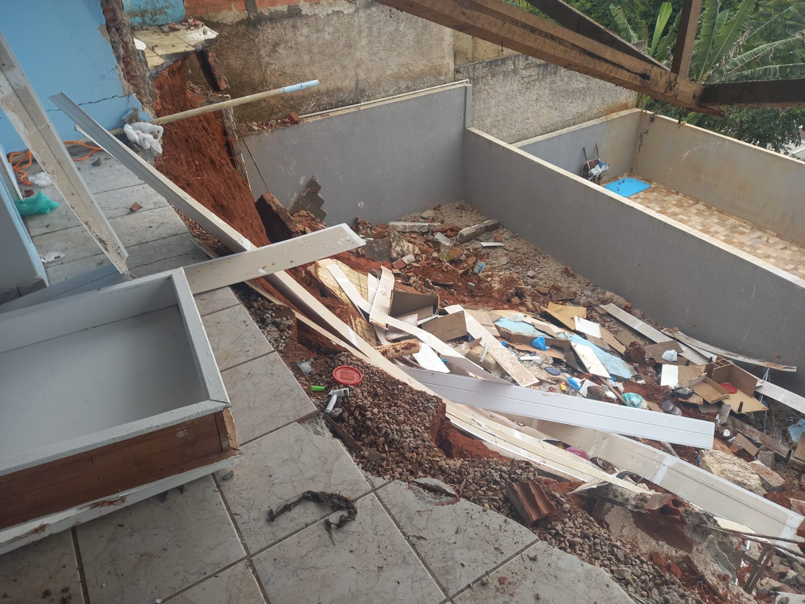 Deslizamento de terra atinge residências em putro bairro de FRG ...